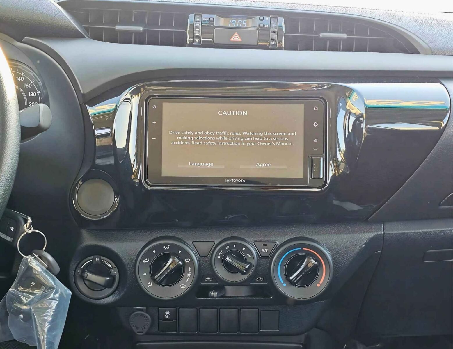 TOYOTA HILUX NARROW BODY 2025 – Unstoppable 4x4 Strength for Export